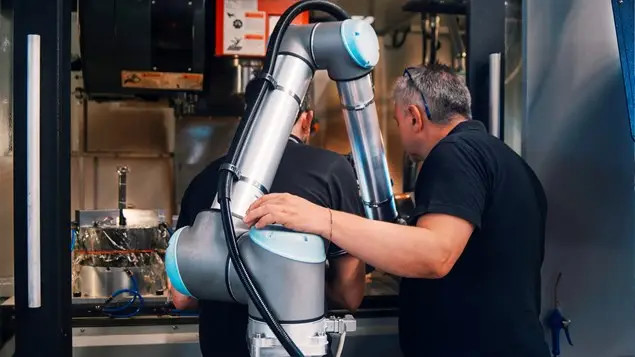 Universal UR10e Collaborative Robot Arm 10kg Payload With RobotiQ 2 ...
