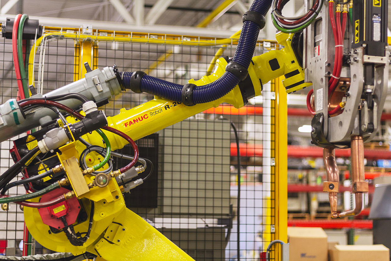 Robotic Spot Welders Fanuc R-2000iC/125L Industrial Robot Arm With Spot ...